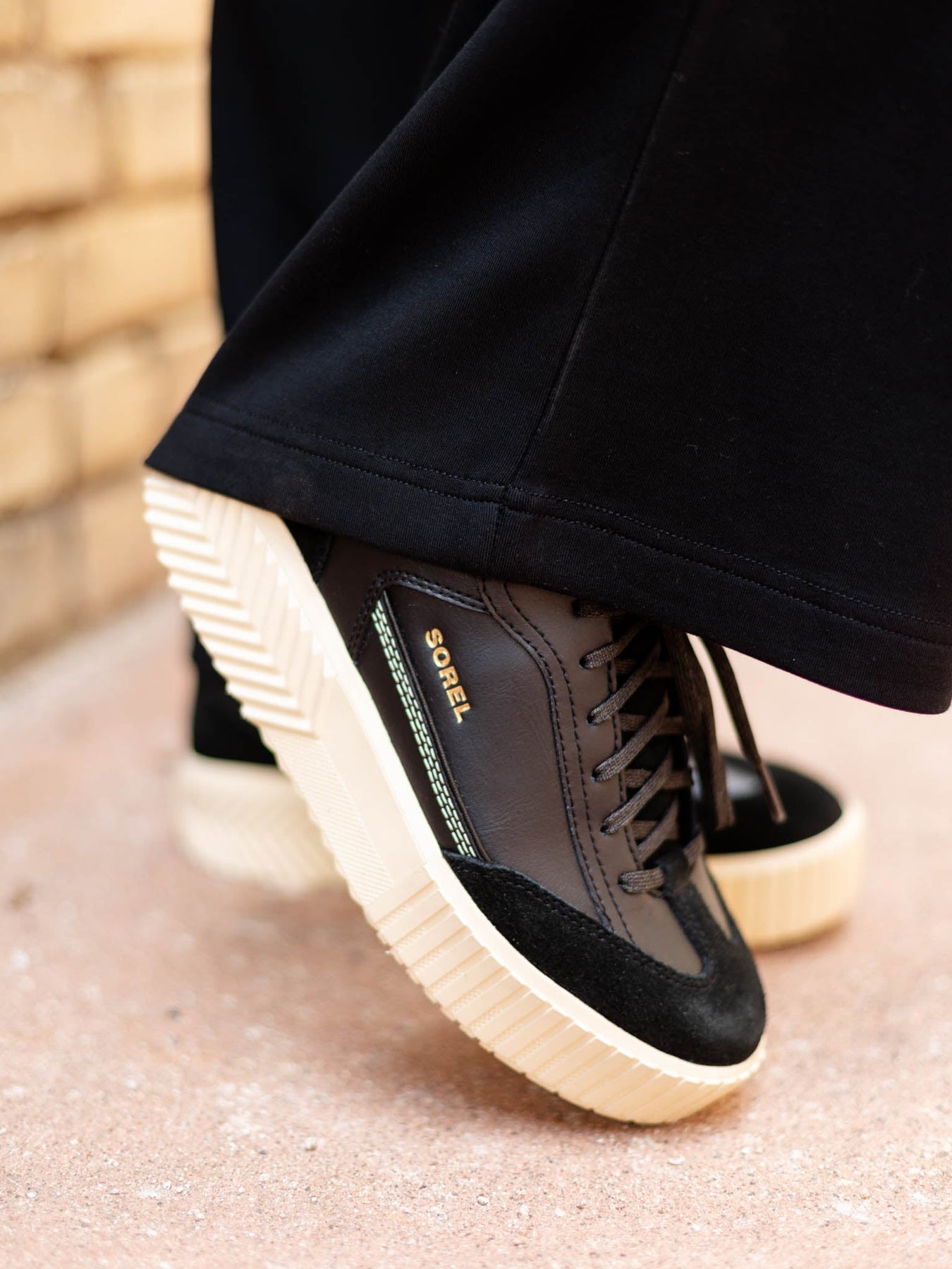 SOREL Ona Ave T-Toe Sneaker - Black/Honey White